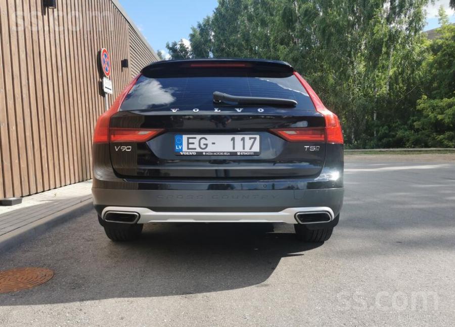 Black Volvo V90 2019 in Riga, with an engine capacity of 2.00 L and mileage of 147 thousand km for 22500 €, photo 7 on AUTOMOTO.COM.LV