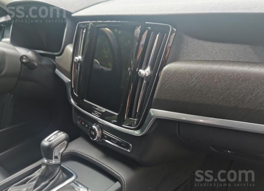 Black Volvo V90 2019 in Riga, with an engine capacity of 2.00 L and mileage of 147 thousand km for 22500 €, photo 12 on AUTOMOTO.COM.LV
