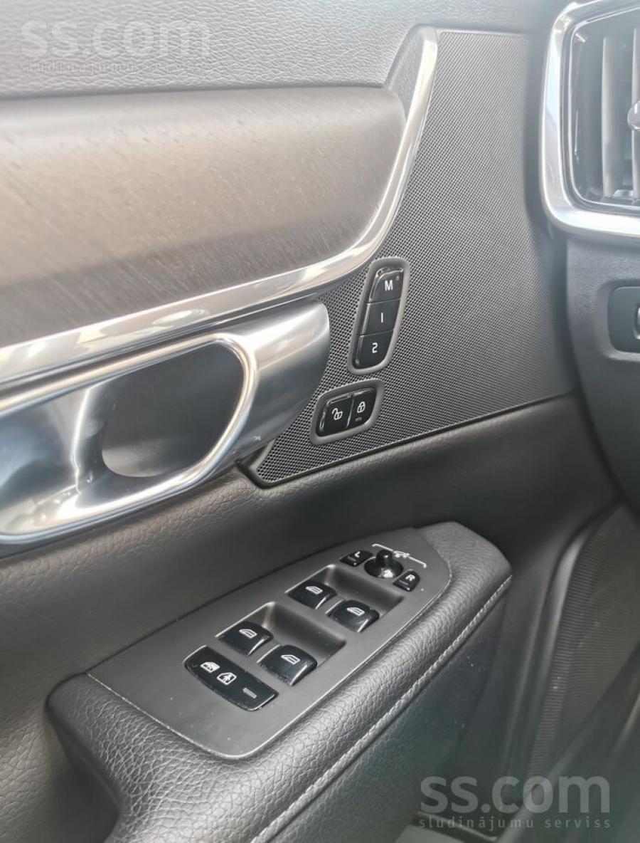 Black Volvo V90 2019 in Riga, with an engine capacity of 2.00 L and mileage of 147 thousand km for 22500 €, photo 18 on AUTOMOTO.COM.LV