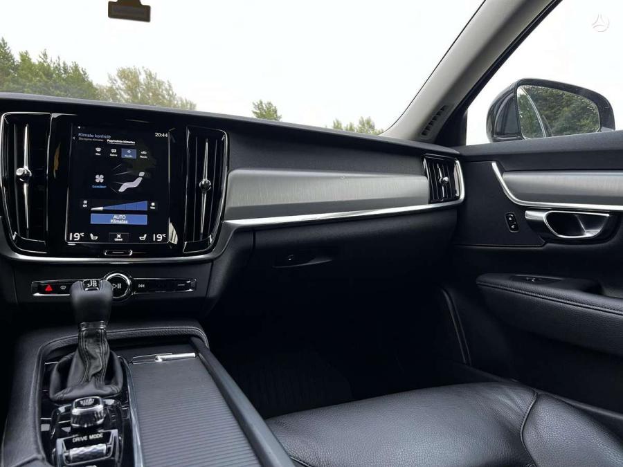 Melns Volvo V90 2019 Viļņa, ar dzinēja tilpumu 1.99 L un nobraukumu 500 tūkst. km par 8300 €, foto 27 vietnē AUTOMOTO.COM.LV