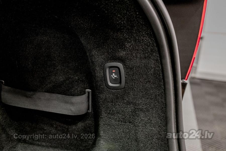 Black Volvo V90 2019 in Parnu, with an engine capacity of 2.00 L and mileage of 175 thousand km for 17990 €, photo 20 on AUTOMOTO.COM.LV
