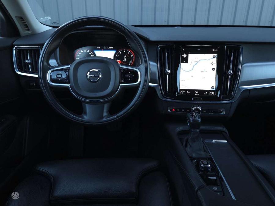 Black Volvo V90 2019 in Kaunas, with an engine capacity of 2.00 L and mileage of 270 thousand km for 15999 €, photo 17 on AUTOMOTO.COM.LV