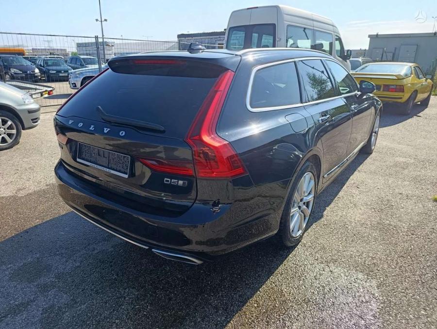 Black Volvo V90 2019 in Marijampole, with an engine capacity of 1.97 L and mileage of 257 thousand km for 8700 €, photo 18 on AUTOMOTO.COM.LV