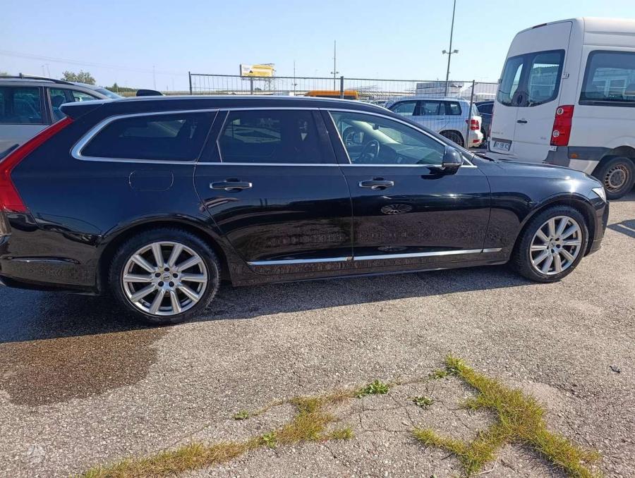 Black Volvo V90 2019 in Marijampole, with an engine capacity of 1.97 L and mileage of 257 thousand km for 8700 €, photo 19 on AUTOMOTO.COM.LV