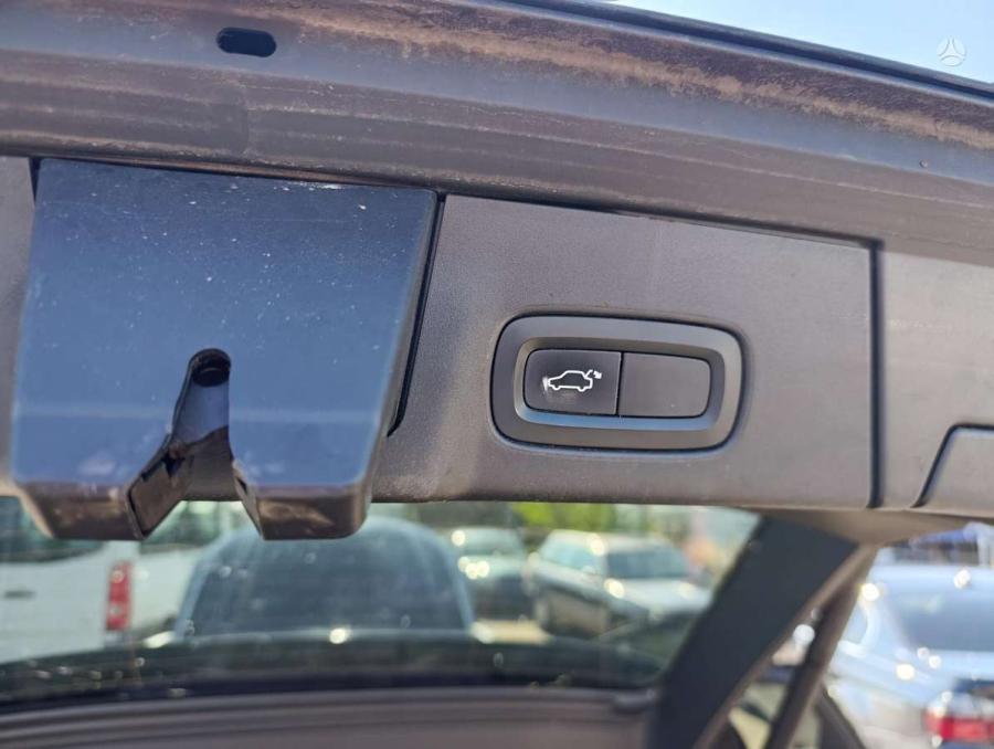 Black Volvo V90 2019 in Marijampole, with an engine capacity of 1.97 L and mileage of 257 thousand km for 8700 €, photo 33 on AUTOMOTO.COM.LV