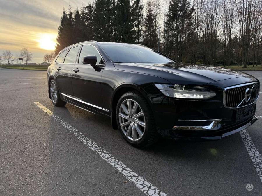 Black Volvo V90 2020 in Joniskis, with an engine capacity of 1.97 L and mileage of 45 thousand km for 27500 €, photo 2 on AUTOMOTO.COM.LV
