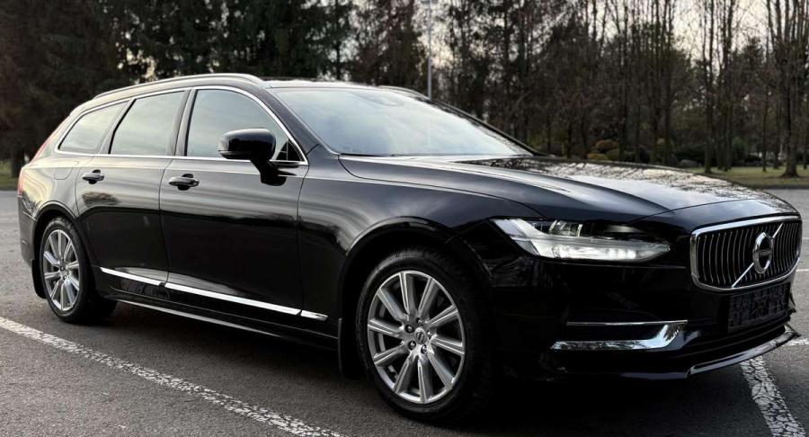 Black Volvo V90 2020 in Joniskis, with an engine capacity of 1.97 L and mileage of 45 thousand km for 27500 €, photo 3 on AUTOMOTO.COM.LV