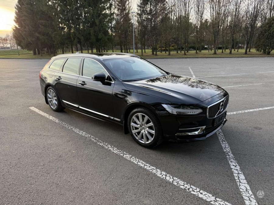 Black Volvo V90 2020 in Joniskis, with an engine capacity of 1.97 L and mileage of 45 thousand km for 27500 €, photo 4 on AUTOMOTO.COM.LV
