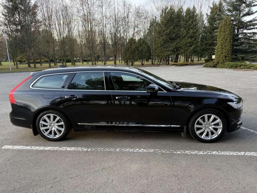Black Volvo V90 2020 in Joniskis, with an engine capacity of 1.97 L and mileage of 45 thousand km for 27500 €, photo 7 on AUTOMOTO.COM.LV