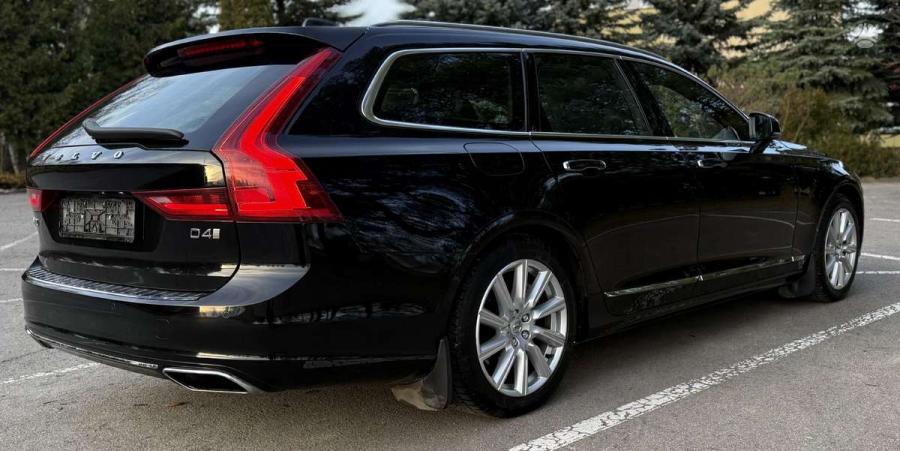 Black Volvo V90 2020 in Joniskis, with an engine capacity of 1.97 L and mileage of 45 thousand km for 27500 €, photo 9 on AUTOMOTO.COM.LV
