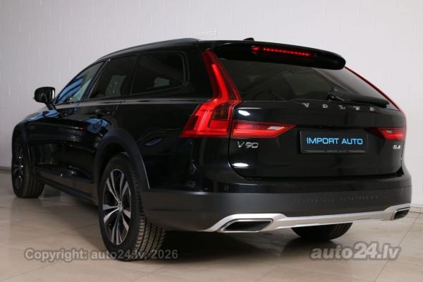 Black Volvo V90 2020 in Parnu, with an engine capacity of 2.00 L and mileage of 144 thousand km for 22990 €, photo 4 on AUTOMOTO.COM.LV