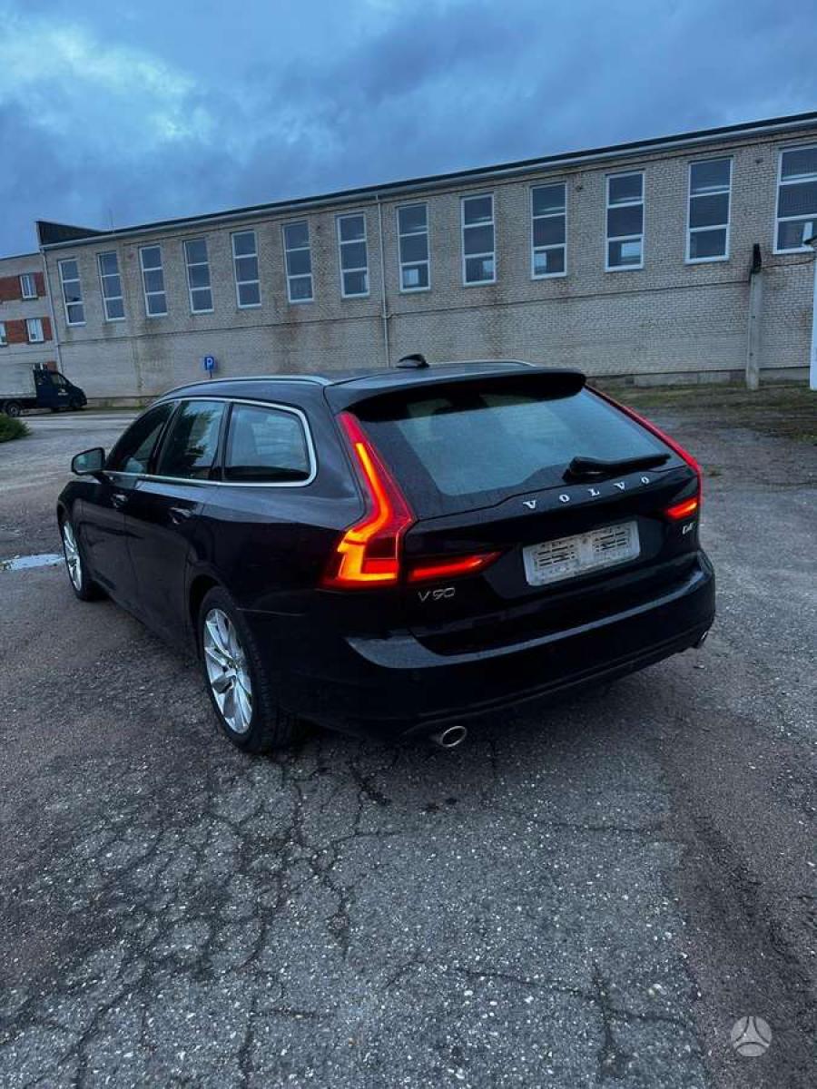 Black Volvo V90 2020 in Pakruojis, with an engine capacity of 1.97 L and mileage of 270 thousand km for 13700 €, photo 4 on AUTOMOTO.COM.LV