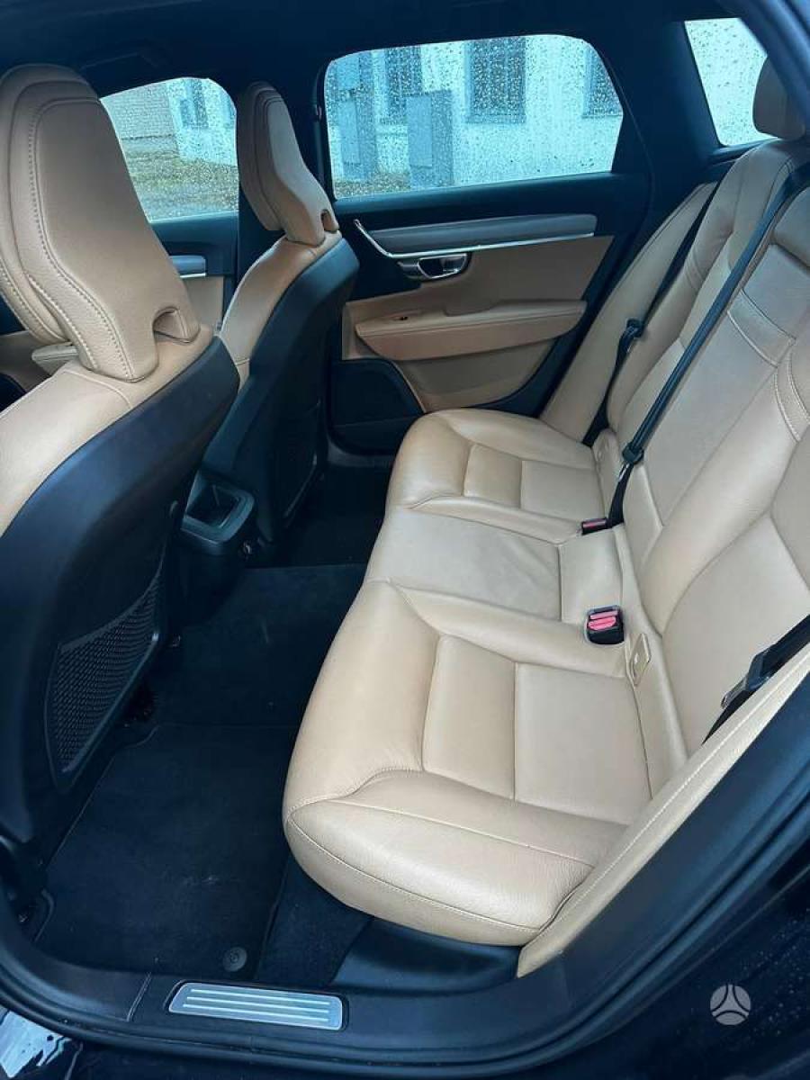 Black Volvo V90 2020 in Pakruojis, with an engine capacity of 1.97 L and mileage of 270 thousand km for 13700 €, photo 18 on AUTOMOTO.COM.LV