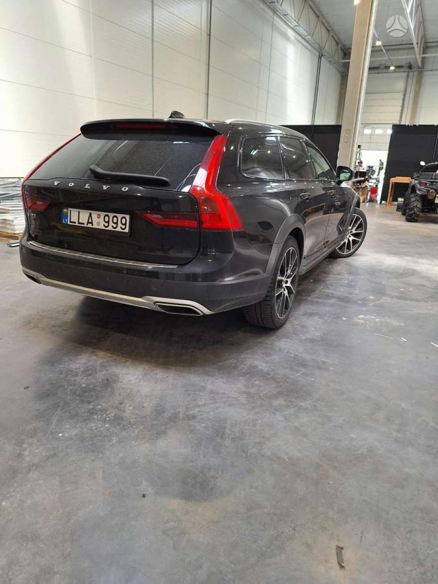 Black Volvo V90 2020 in Klaipeda, with an engine capacity of 1.97 L and mileage of 195 thousand km for 27000 €, photo 3 on AUTOMOTO.COM.LV