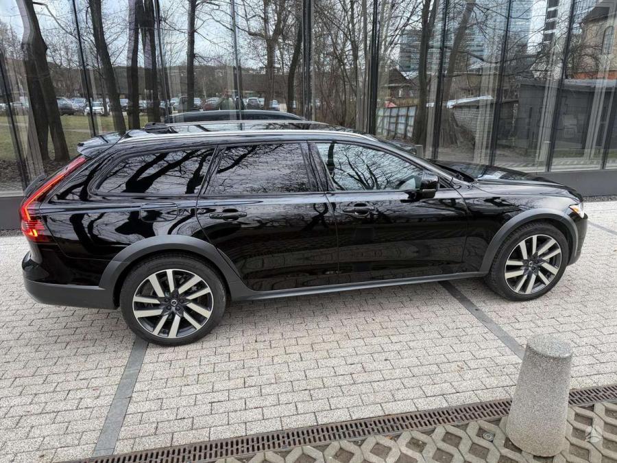 Melns Volvo V90 2021 Viļņa, ar dzinēja tilpumu 1.97 L un nobraukumu 55 tūkst. km par 33750 €, foto 2 vietnē AUTOMOTO.COM.LV