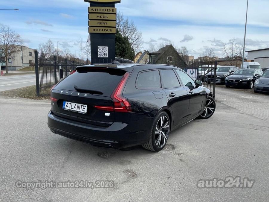 Black Volvo V90 2021 in Tartu, with an engine capacity of 2.00 L and mileage of 233 thousand km for 24990 €, photo 3 on AUTOMOTO.COM.LV