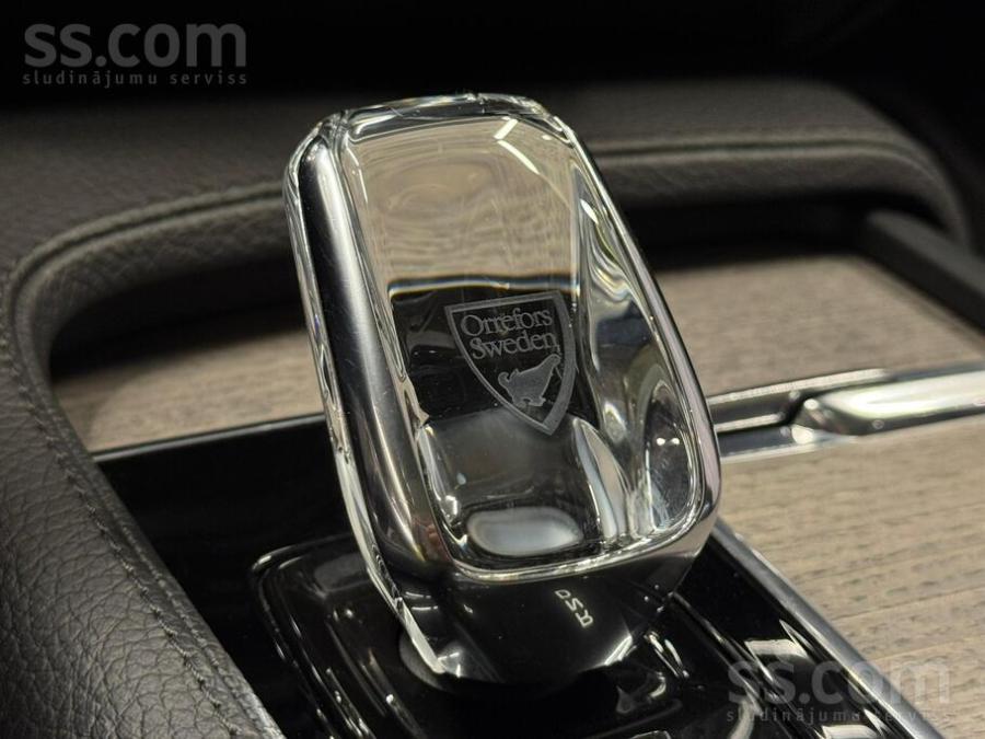 Black Volvo V90 2021 in Riga, with an engine capacity of 2.00 L and mileage of 107 thousand km for 26990 €, photo 13 on AUTOMOTO.COM.LV