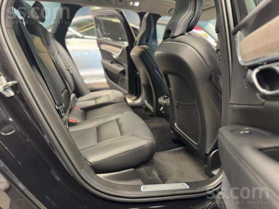 Black Volvo V90 2021 in Riga, with an engine capacity of 2.00 L and mileage of 107 thousand km for 26990 €, photo 18 on AUTOMOTO.COM.LV