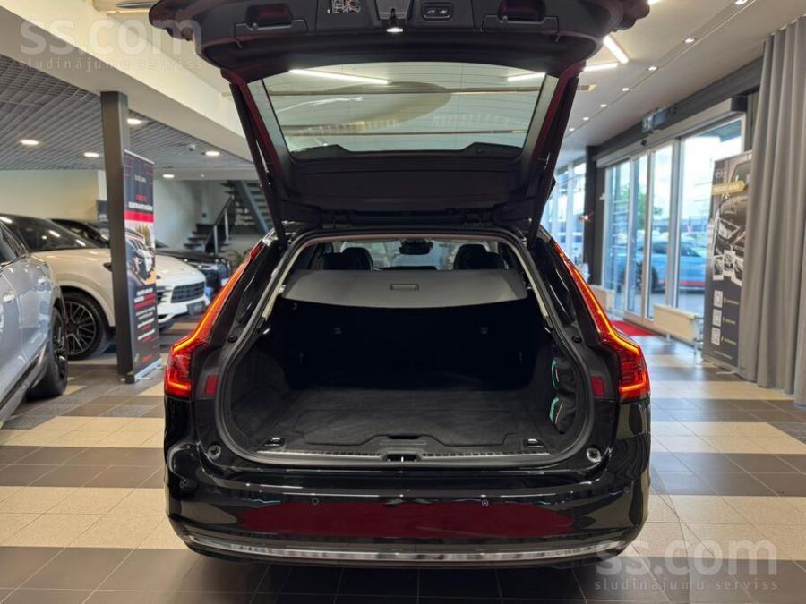 Black Volvo V90 2021 in Riga, with an engine capacity of 2.00 L and mileage of 107 thousand km for 26990 €, photo 21 on AUTOMOTO.COM.LV