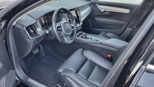Black Volvo V90 2021 in Riga, with an engine capacity of 2.00 L and mileage of 63 thousand km for 28000 €, photo 6 on AUTOMOTO.COM.LV