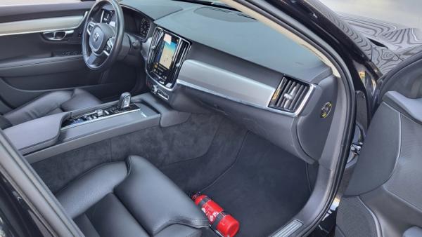 Black Volvo V90 2021 in Riga, with an engine capacity of 2.00 L and mileage of 63 thousand km for 28000 €, photo 7 on AUTOMOTO.COM.LV