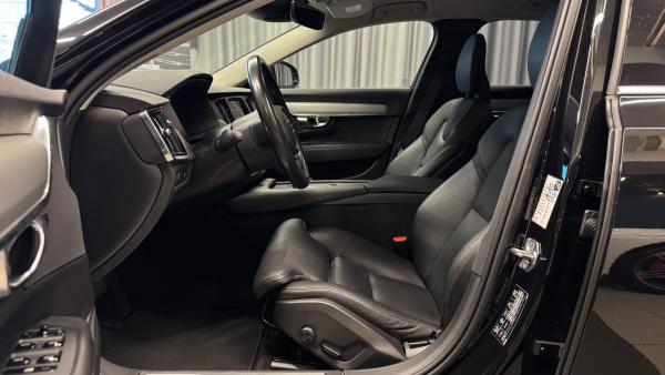 Black Volvo V90 2021 in Riga, with an engine capacity of 2.00 L and mileage of 70 thousand km for 25490 €, photo 8 on AUTOMOTO.COM.LV