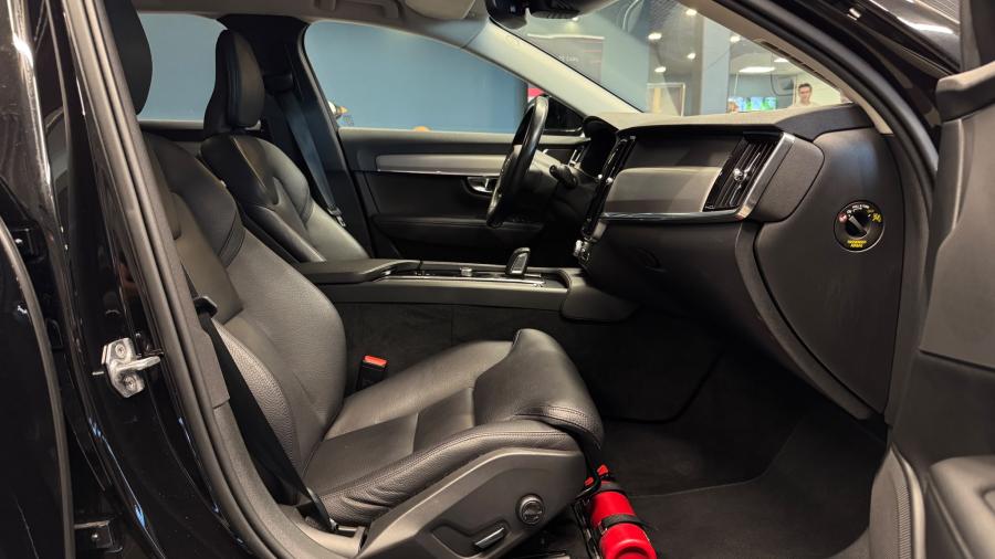 Melns Volvo V90 2021 Rīga, ar dzinēja tilpumu 2.00 L un nobraukumu 70 tūkst. km par 25490 €, foto 19 vietnē AUTOMOTO.COM.LV