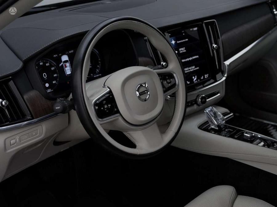 Black Volvo V90 2021 in Vilnius, with an engine capacity of 1.97 L and mileage of 177 thousand km for 25990 €, photo 19 on AUTOMOTO.COM.LV
