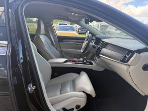 Melns Volvo V90 2022 Peetri, ar dzinēja tilpumu 2.00 L un nobraukumu 73 tūkst. km par 31100 €, foto 9 vietnē AUTOMOTO.COM.LV