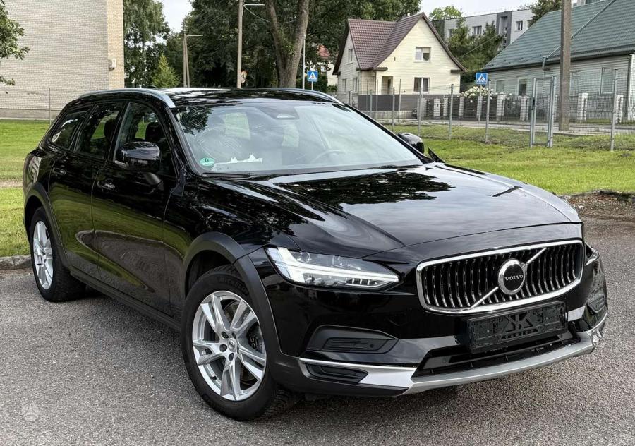 Black Volvo V90 2022 in Raseiniai, with an engine capacity of 1.97 L and mileage of 146 thousand km for 15900 €, photo 1 on AUTOMOTO.COM.LV