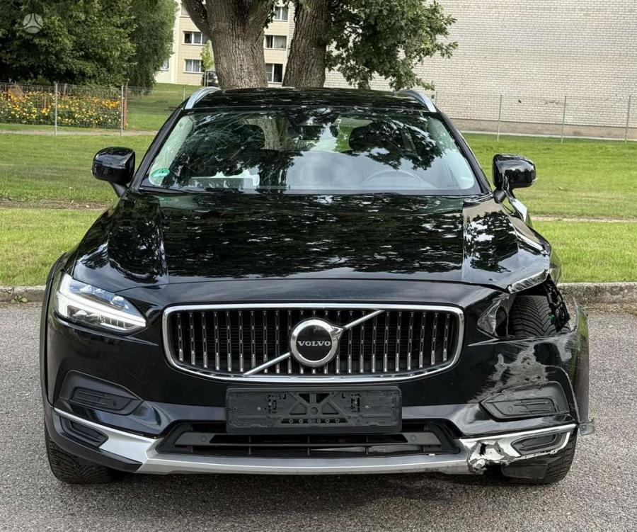Black Volvo V90 2022 in Raseiniai, with an engine capacity of 1.97 L and mileage of 146 thousand km for 15900 €, photo 5 on AUTOMOTO.COM.LV