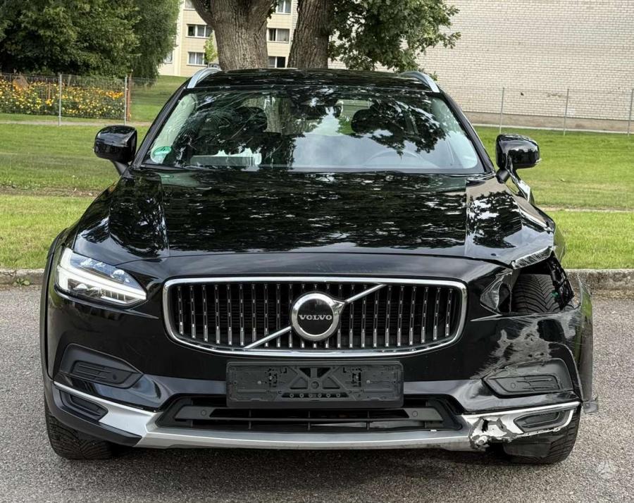 Black Volvo V90 2022 in Raseiniai, with an engine capacity of 1.97 L and mileage of 146 thousand km for 15900 €, photo 8 on AUTOMOTO.COM.LV
