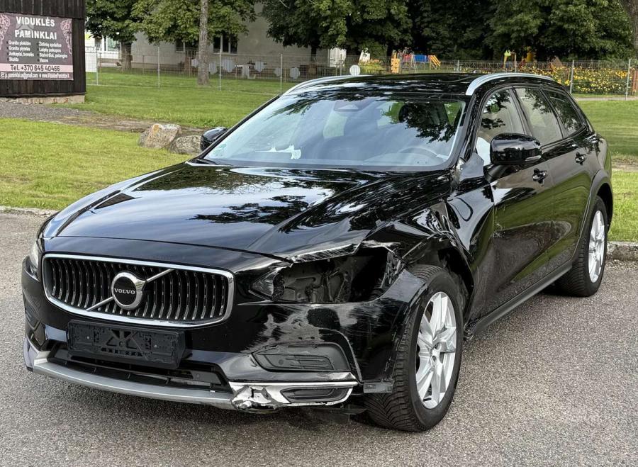 Black Volvo V90 2022 in Raseiniai, with an engine capacity of 1.97 L and mileage of 146 thousand km for 15900 €, photo 9 on AUTOMOTO.COM.LV