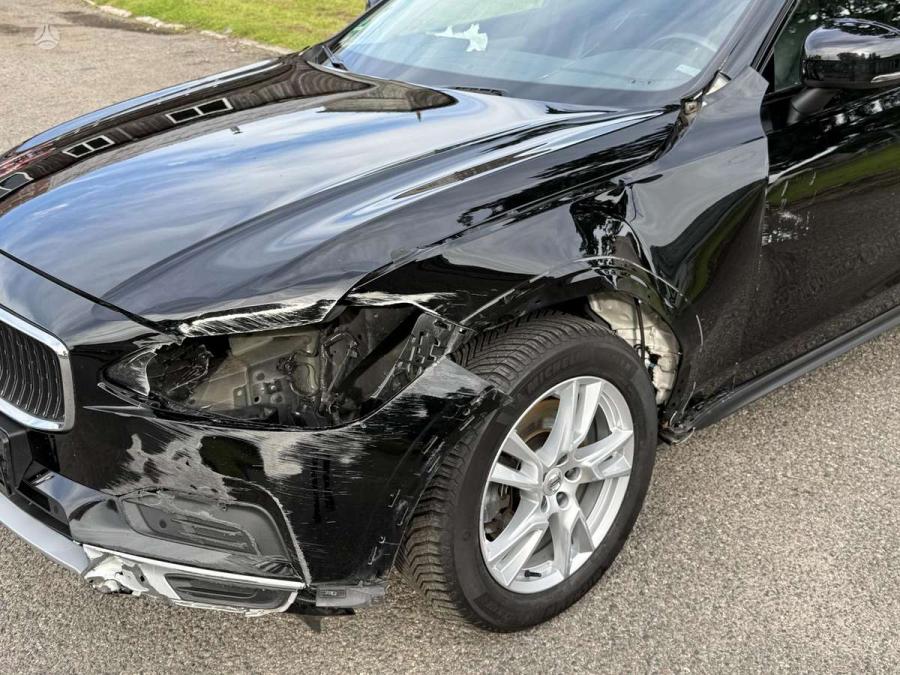 Black Volvo V90 2022 in Raseiniai, with an engine capacity of 1.97 L and mileage of 146 thousand km for 15900 €, photo 10 on AUTOMOTO.COM.LV