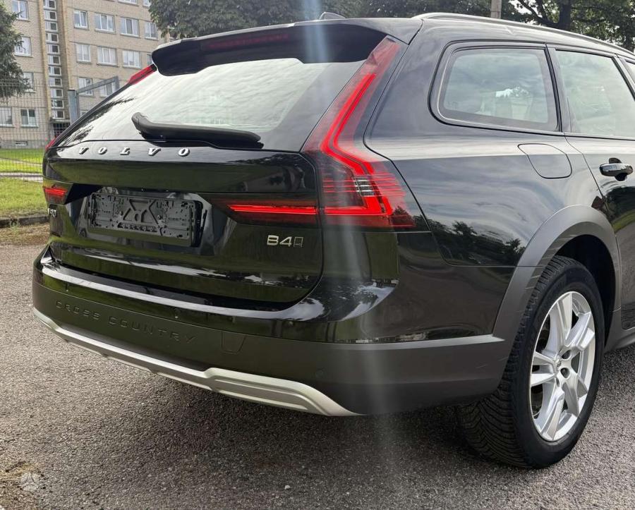 Black Volvo V90 2022 in Raseiniai, with an engine capacity of 1.97 L and mileage of 146 thousand km for 15900 €, photo 15 on AUTOMOTO.COM.LV