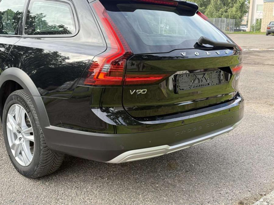 Black Volvo V90 2022 in Raseiniai, with an engine capacity of 1.97 L and mileage of 146 thousand km for 15900 €, photo 16 on AUTOMOTO.COM.LV