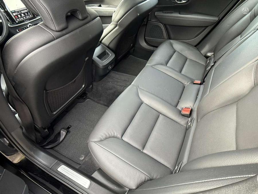 Black Volvo V90 2022 in Raseiniai, with an engine capacity of 1.97 L and mileage of 146 thousand km for 15900 €, photo 28 on AUTOMOTO.COM.LV