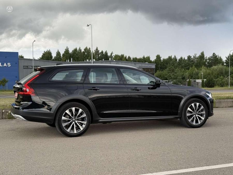Melns Volvo V90 2023 Panevēža, ar dzinēja tilpumu 1.97 L un nobraukumu 198 tūkst. km par 23900 €, foto 24 vietnē AUTOMOTO.COM.LV