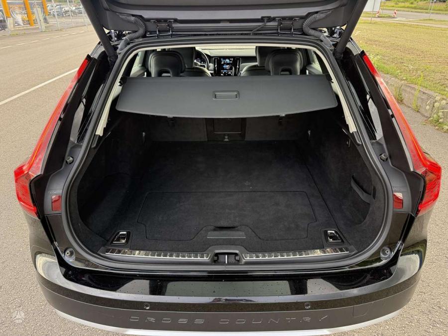 Melns Volvo V90 2023 Panevēža, ar dzinēja tilpumu 1.97 L un nobraukumu 198 tūkst. km par 23900 €, foto 35 vietnē AUTOMOTO.COM.LV