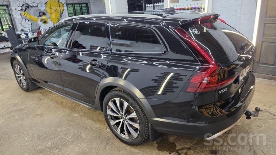 Black Volvo V90 2023 in Jekabpils, with an engine capacity of 2.00 L and mileage of 80 thousand km for 35500 €, photo 16 on AUTOMOTO.COM.LV
