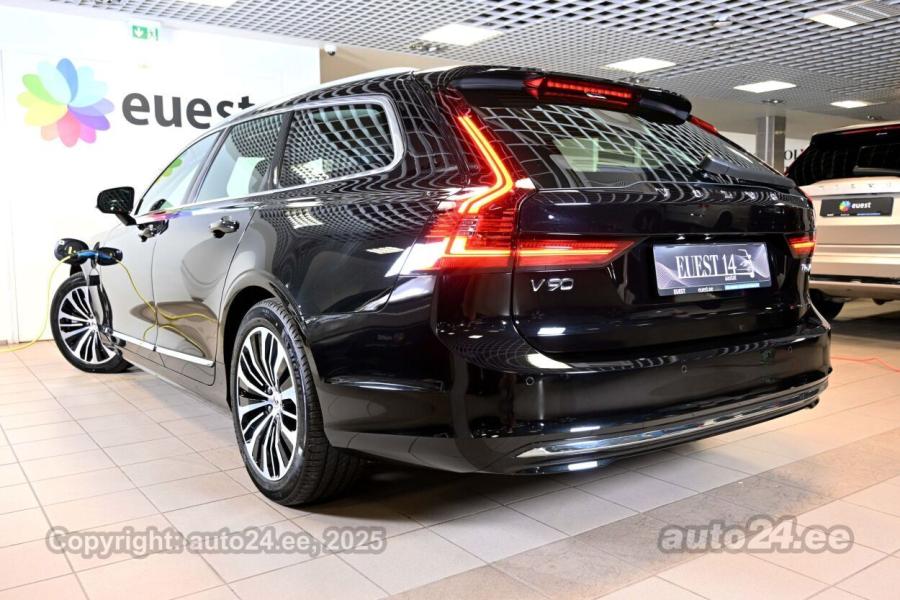 Melns Volvo V90 2025 Tallina, ar dzinēja tilpumu 2.00 L un nobraukumu 25 tūkst. km par 48990 €, foto 3 vietnē AUTOMOTO.COM.LV