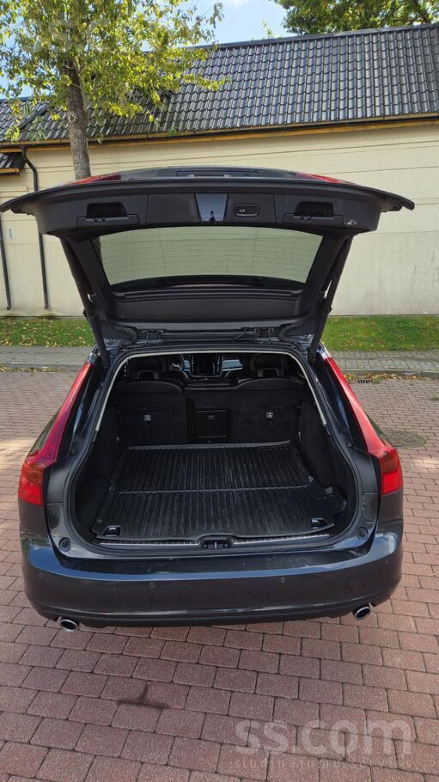 Blue Volvo V90 2016 in Liepaja, with an engine capacity of 2.00 L and mileage of 320 thousand km for 13500 €, photo 4 on AUTOMOTO.COM.LV