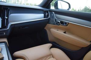 Blue Volvo V90 2017 in Vilnius, with an engine capacity of 1.97 L and mileage of 240 thousand km for 16999 €, photo 35 on AUTOMOTO.COM.LV