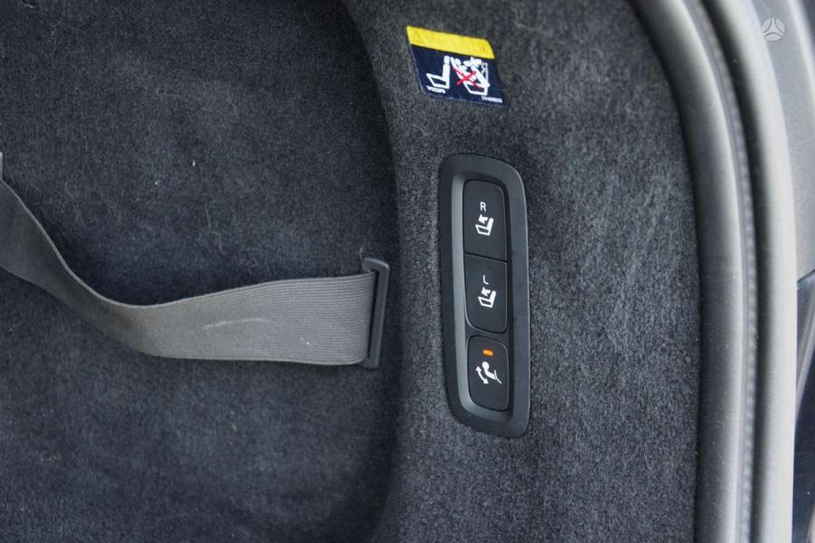 Blue Volvo V90 2017 in Vilnius, with an engine capacity of 1.97 L and mileage of 240 thousand km for 16999 €, photo 39 on AUTOMOTO.COM.LV