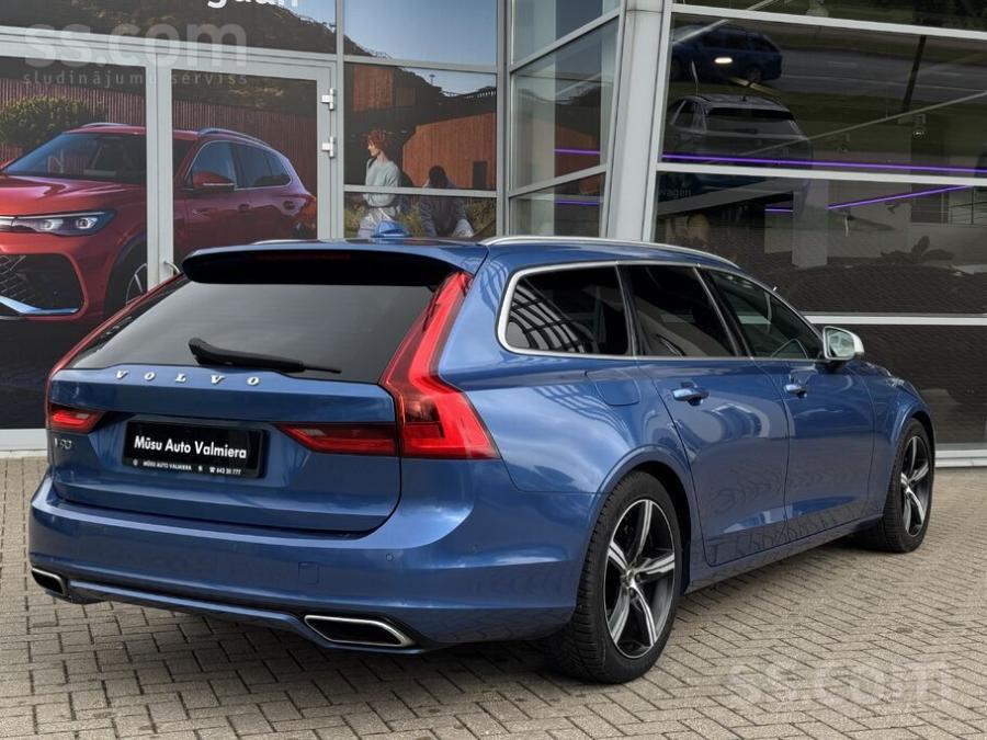 Blue Volvo V90 2017 in Valmiera, with an engine capacity of 2.00 L and mileage of 158 thousand km for 19400 €, photo 7 on AUTOMOTO.COM.LV