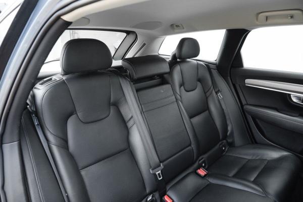 Blue Volvo V90 2017 in Riga, with an engine capacity of 2.00 L and mileage of 261 thousand km for 13950 €, photo 7 on AUTOMOTO.COM.LV