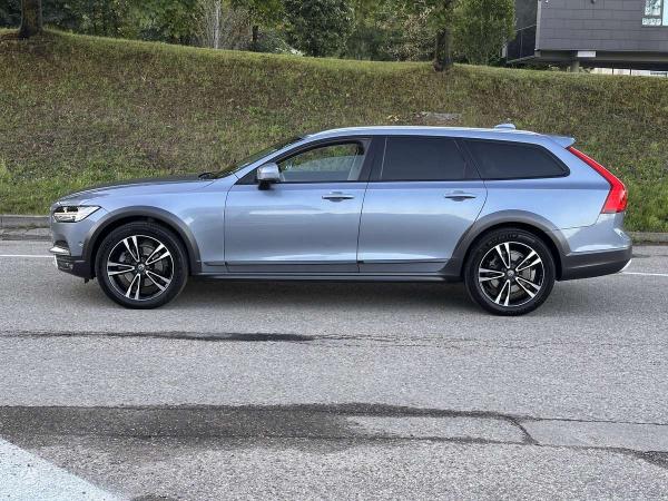 Blue Volvo V90 2017 in Jonava, with an engine capacity of 2.00 L and mileage of 287 thousand km for 18800 €, photo 5 on AUTOMOTO.COM.LV