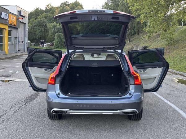 Blue Volvo V90 2017 in Jonava, with an engine capacity of 2.00 L and mileage of 287 thousand km for 18800 €, photo 9 on AUTOMOTO.COM.LV