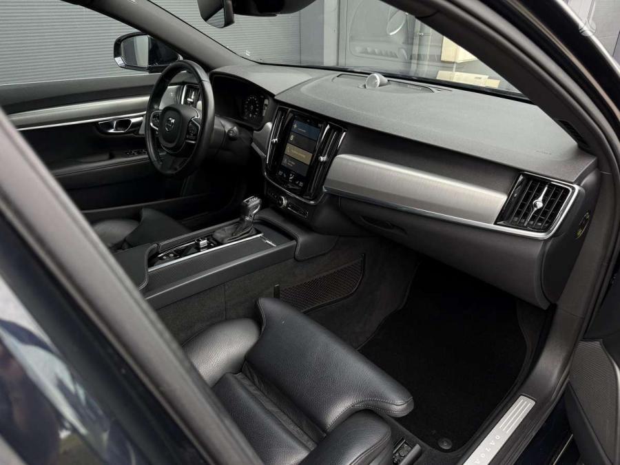 Blue Volvo V90 2017 in Kaunas, with an engine capacity of 1.97 L and mileage of 310 thousand km for 12999 €, photo 19 on AUTOMOTO.COM.LV