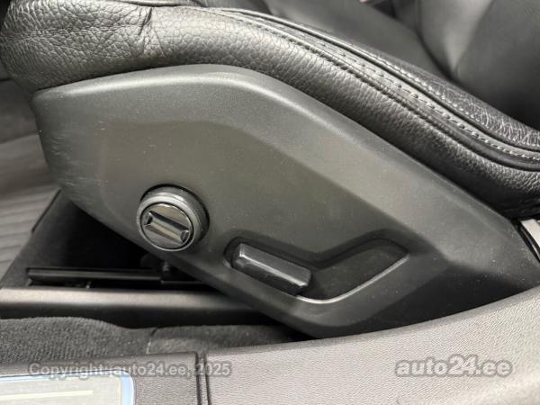 Blue Volvo V90 2018 in Tallinn, with an engine capacity of 2.00 L and mileage of 155 thousand km for 23995 €, photo 11 on AUTOMOTO.COM.LV